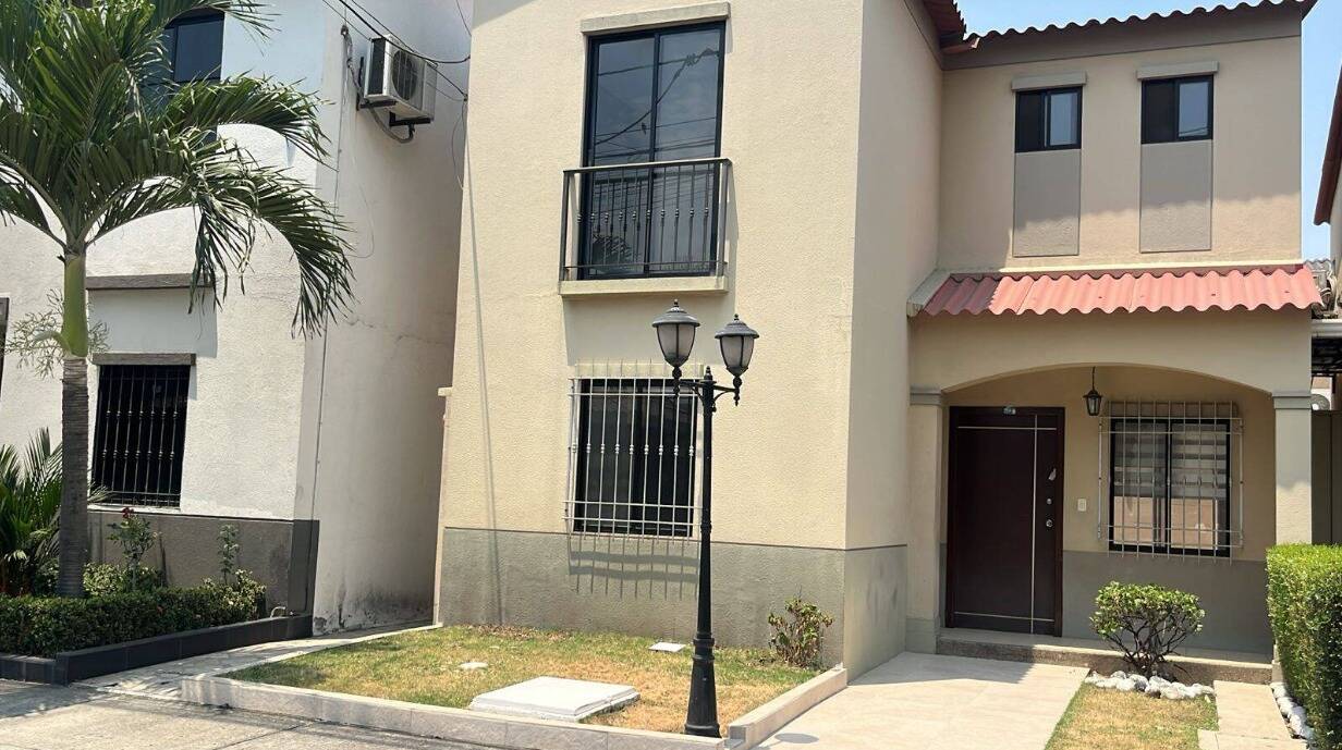 Casa En Venta - 3 Dorm - Urb. Veranda, Autopista Narcisa de - 1232